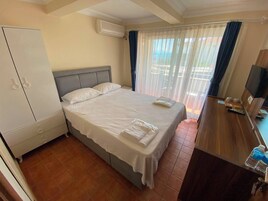 Quarto standard, sacada, vista parcial para o mar