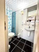Quarto Standard, varanda, vista parcial para o mar | Casa de banho | Um polibã, um secador de cabelo, toalhas fornecidas, sabão