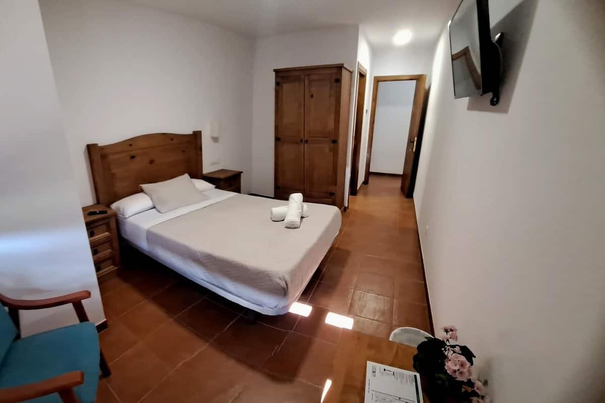 Quarto Duplo Standard, 1 cama de casal | Secretária, secretária adequada para computadores portáteis 