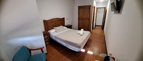 Quarto Duplo Standard, 1 cama de casal | Secretária, secretária adequada para computadores portáteis