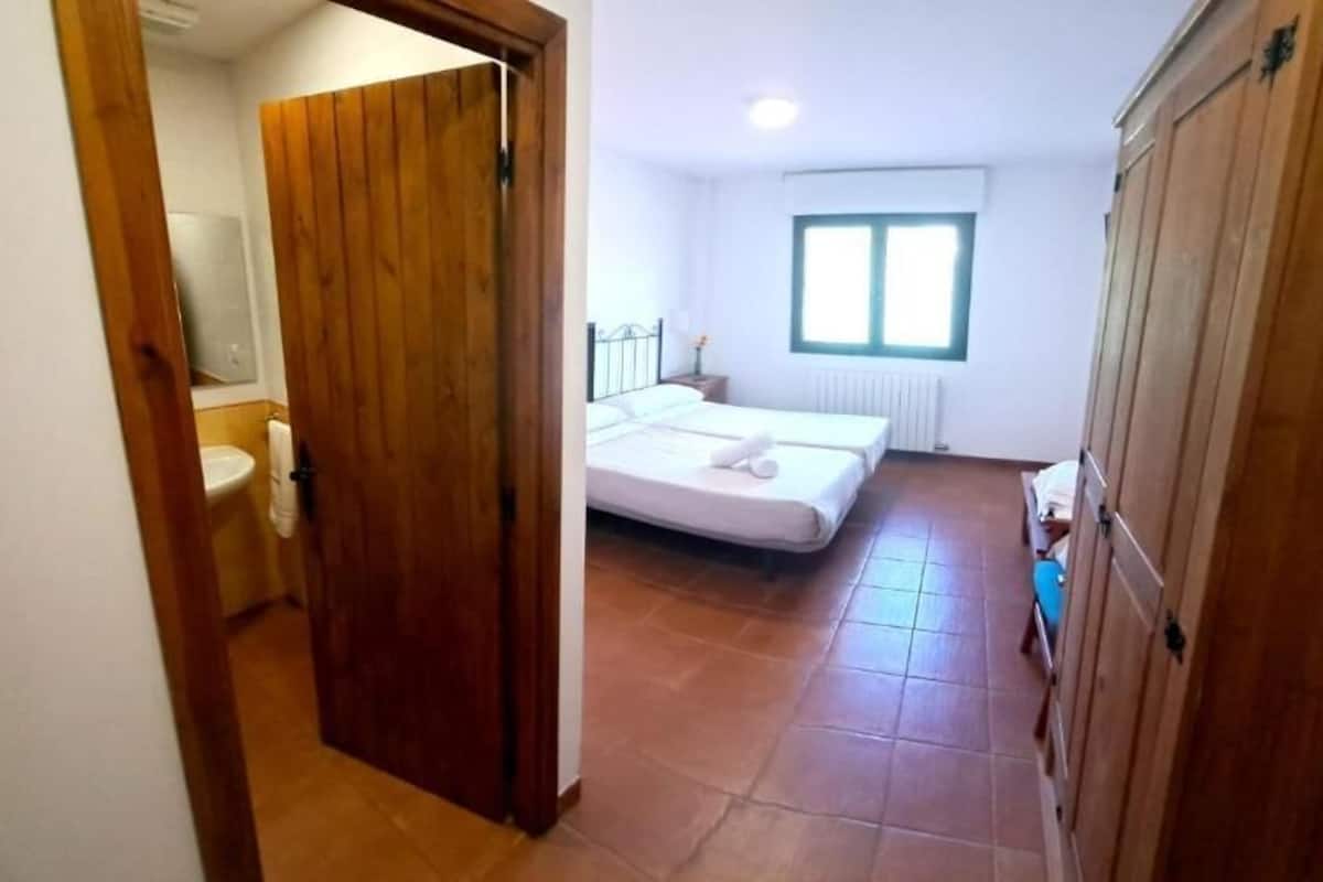 Quarto Duplo, 2 camas individuais | Secretária, secretária adequada para computadores portáteis 