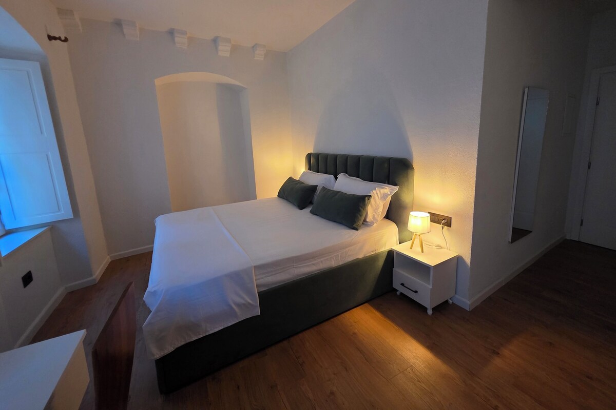 Quarto Duplo Deluxe, Vista para a cidade | Minibar, cofre no quarto, secretária 