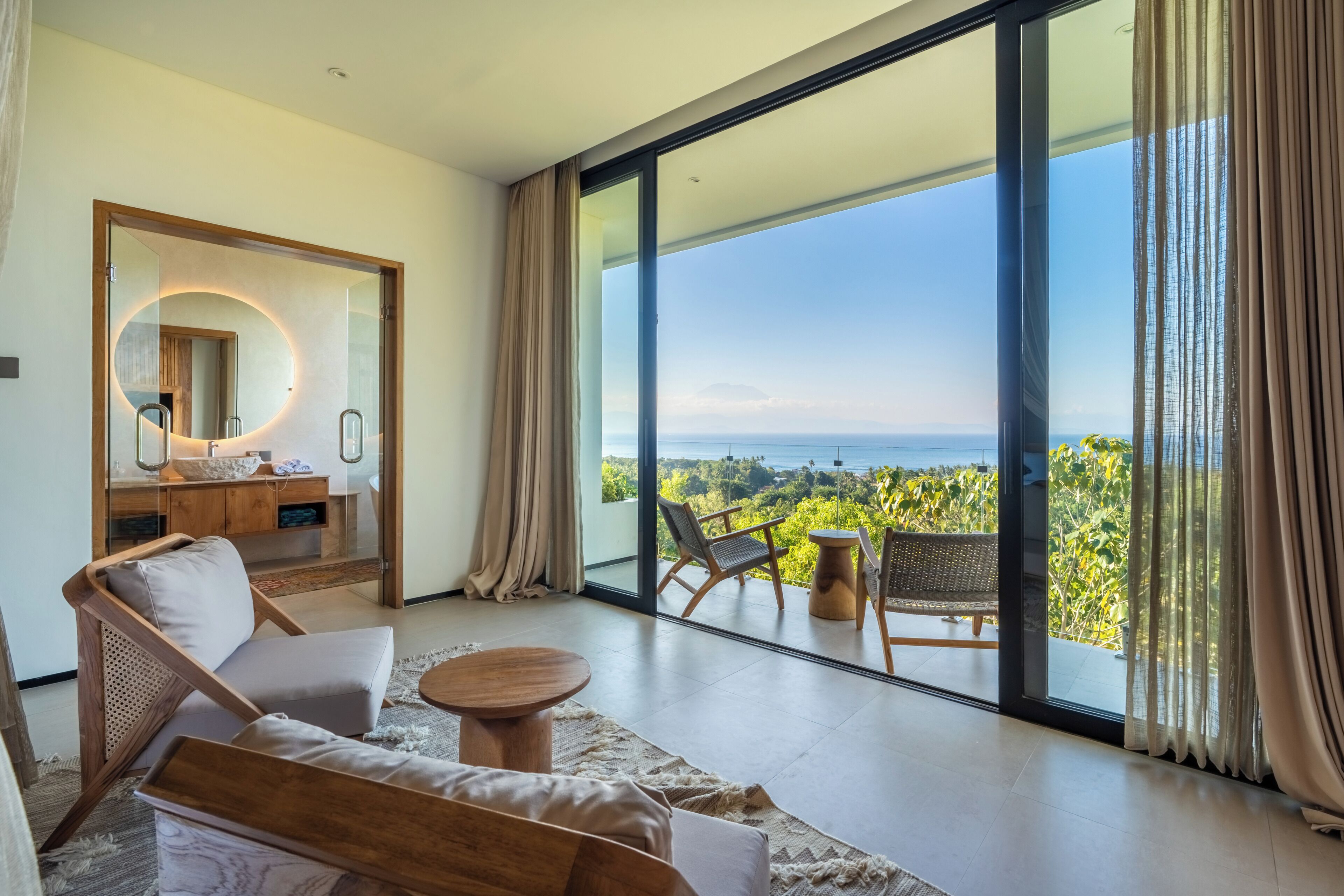 Suíte superluxo, vista para o mar | Área de estar | Smart TV 55 polegadas com canais digitais