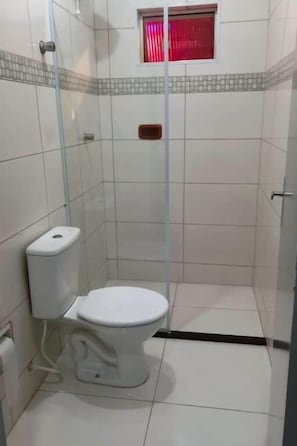 Toalhas fornecidas, sabão, papel higiénico 