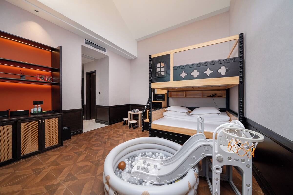 Quarto triplo luxo, vista para o jardim | Roupas de cama premium, edredons de pluma, frigobar, escrivaninha