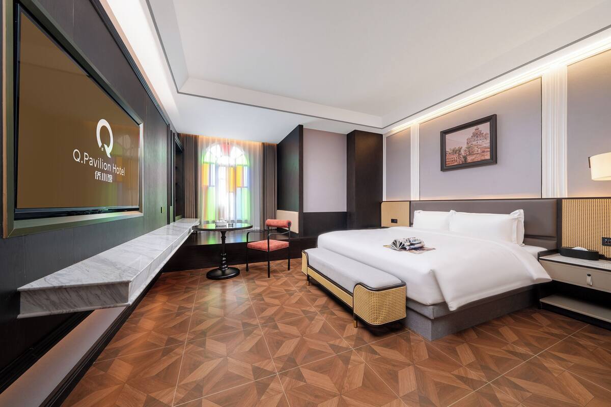 Quarto casal superior | Roupas de cama premium, edredons de pluma, frigobar, escrivaninha