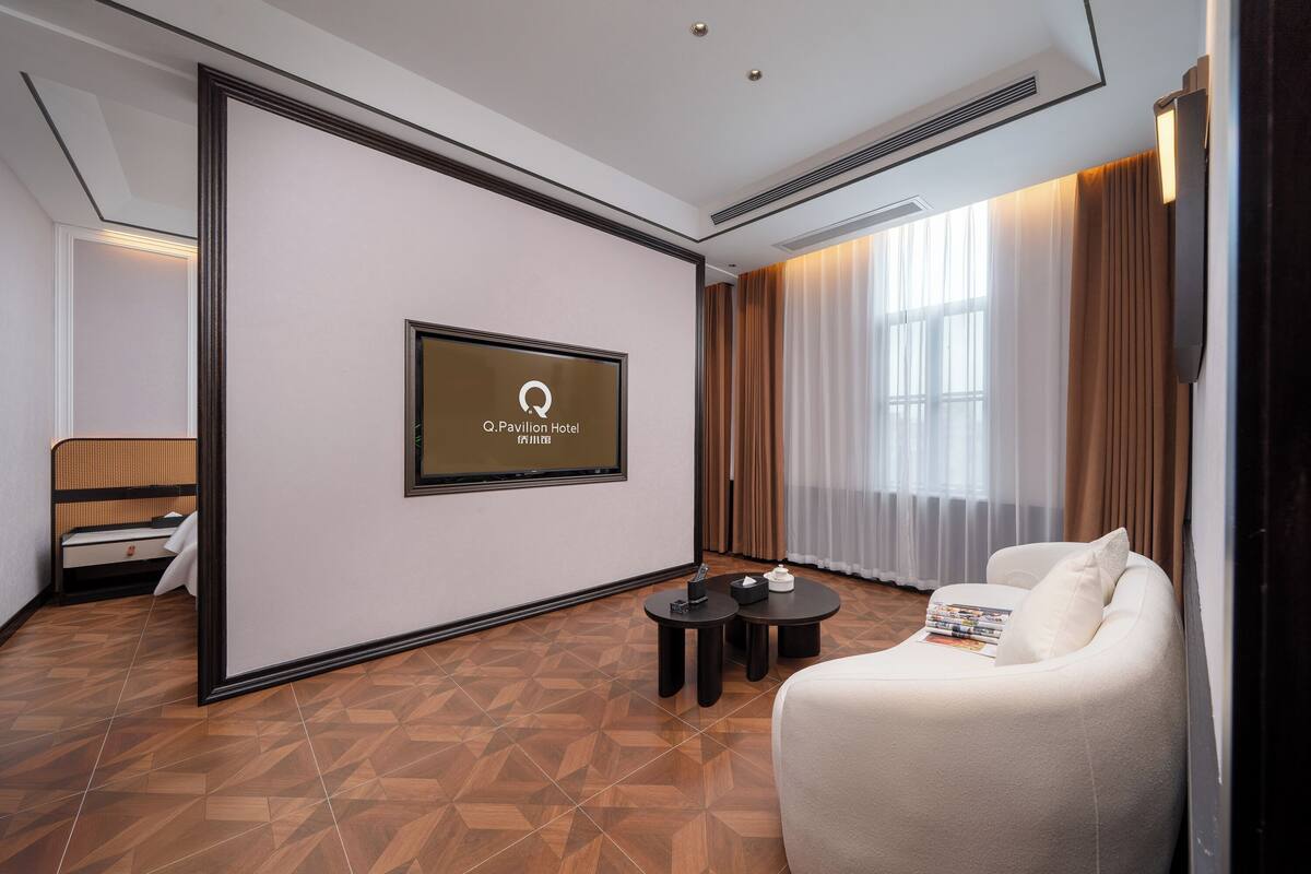 Suíte conforto, vista para o jardim | Área de estar | Smart speakers