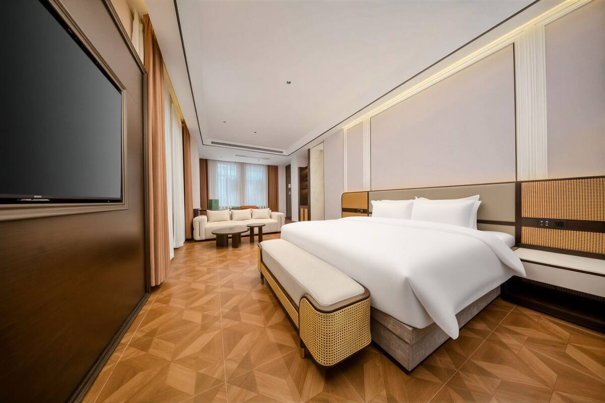 Suíte superluxo, vista para o jardim | Roupas de cama premium, edredons de pluma, frigobar, escrivaninha