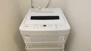 Uma impressora branca MAXZEN com painel de controle, bandeja de papel e cabo de alimentação.