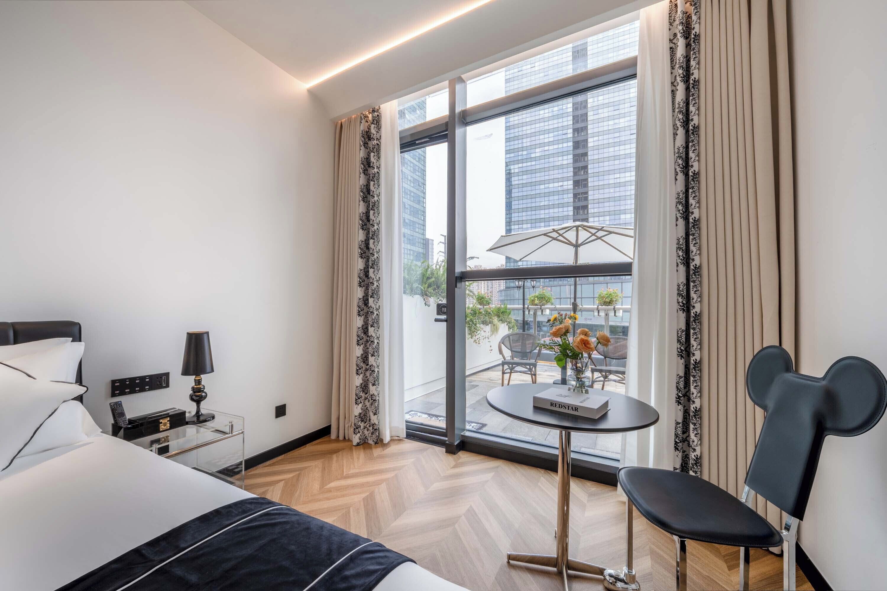 Quarto Duplo Romântico, Vista para a cidade | Secretária adequada para computadores portáteis 