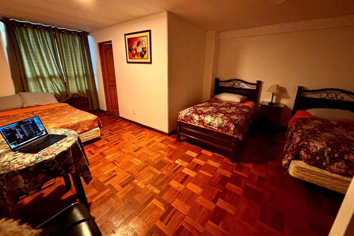 Quarto Quádruplo, Vista para a cidade | Secretária, secretária adequada para computadores portáteis 