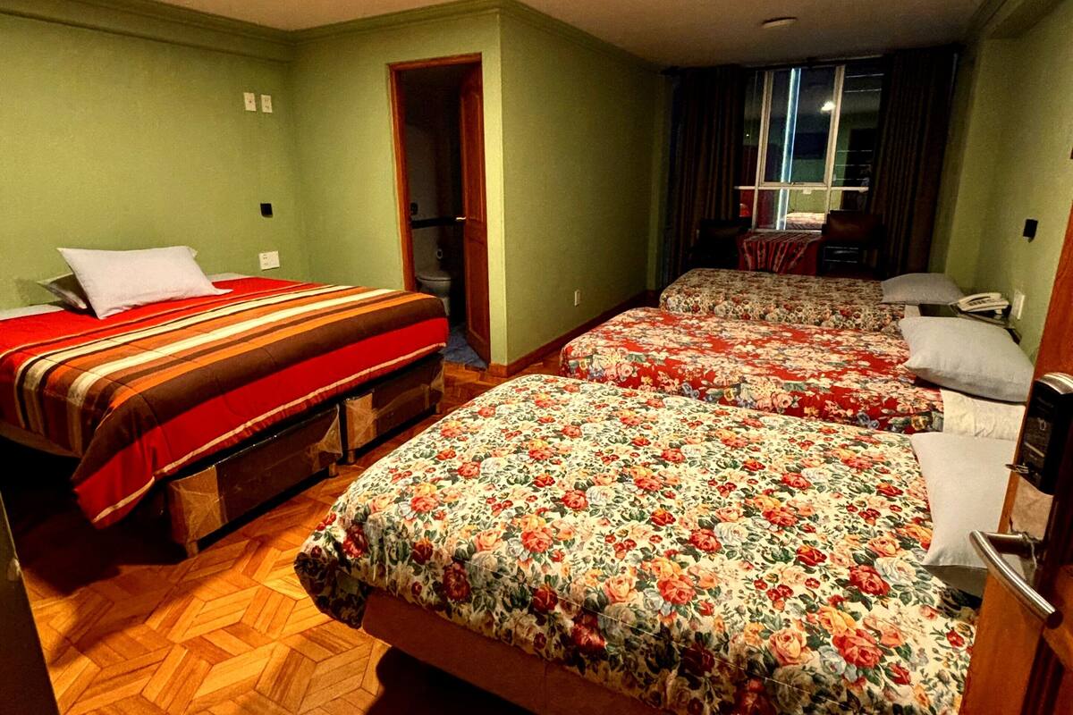 Quarto, Vista para a cidade | Secretária, secretária adequada para computadores portáteis 