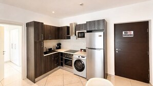 Apartamento, Vista para a cidade | Cozinha privada | Um forno