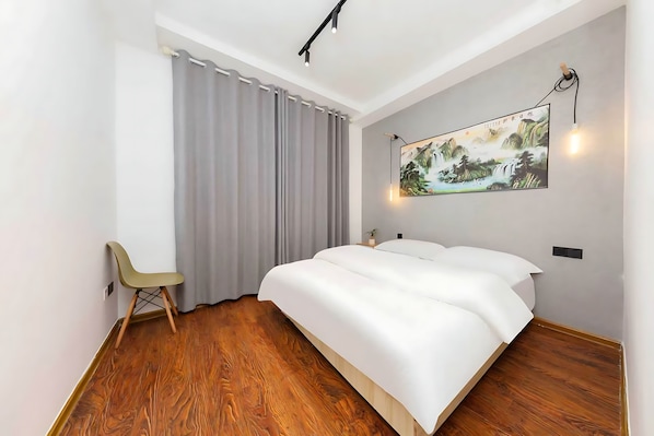 Suite Familiar | Edredões de penas, secretária, cortinas/cortinados opacos, Wi-fi grátis