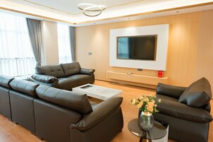 Suite-Estúdio Presidencial | Sala de estar | Televisor LCD de 55 polegadas com canais por cabo, filmes pagos
