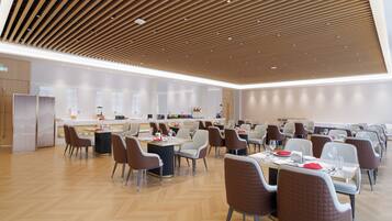 Café da manhã com buffet grátis todos os dias