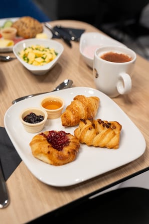 Pequeno-almoço tipo buffet diário mediante uma taxa