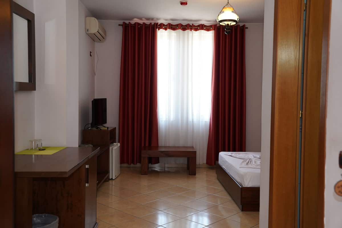 Quarto Clássico com Cama de Casal, vista para o jardim | Wi-fi grátis 