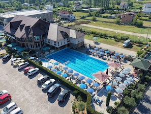 Piscina exterior sazonal 