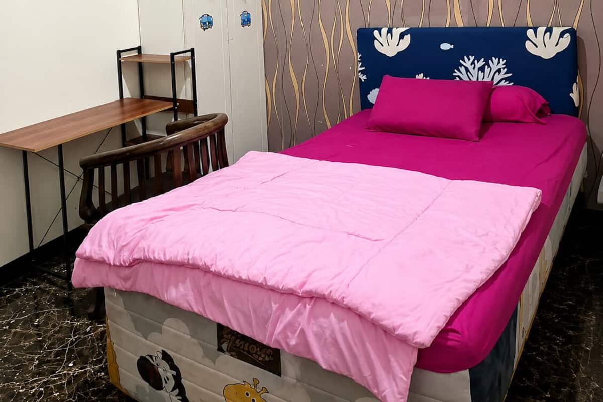 Quarto Individual Económico | Secretária