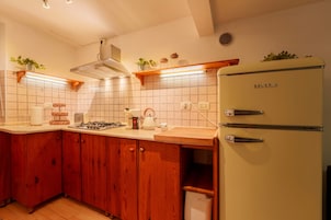 Apartamento, 1 quarto | Cozinha privada | Uma máquina de café expresso, uma cafeteira/bule, uma chaleira elétrica