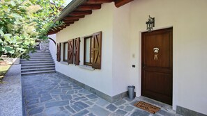 Apartamento, 3 quartos, vista para a montanha | Pormenores do exterior