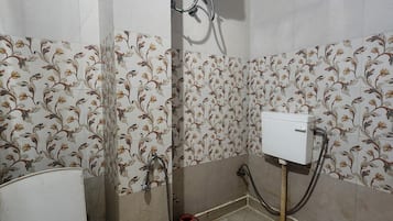Um polibã, toalhas fornecidas, sabão