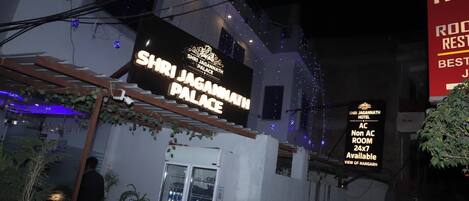 Hotel Shri Jagannath Palace com placa indicando quartos com e sem ar condicionado, disponíveis 24 horas por dia.