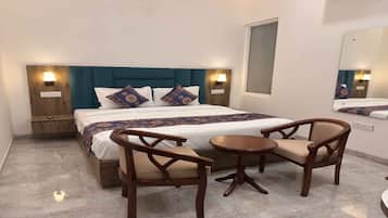 Quarto Triplo Deluxe, Vista para a cidade | Secretária, secretária adequada para computadores portáteis