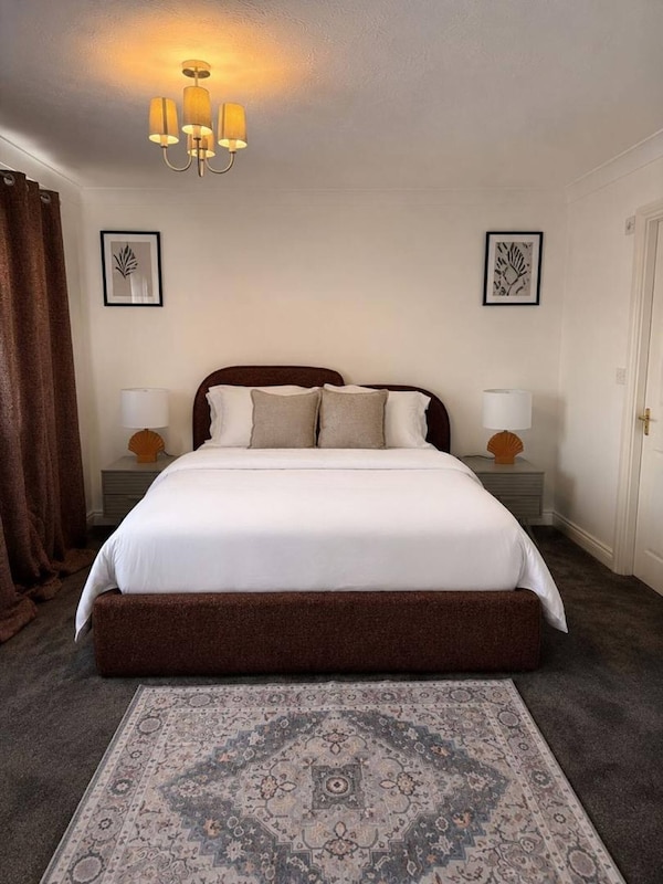 Luxury 4 Bedroom Home, Sleeps 10, Garden, Free Parking, Hornchurch, Near London - Romford