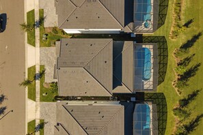 Um edifício com vários andares e área de piscina no terraço.