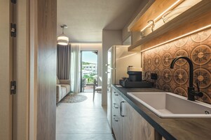Cozinha moderna com uma pia grande, armários de madeira e vista para o exterior.