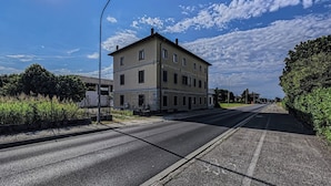 Um edifício de dois andares com teto plano e entrada central.