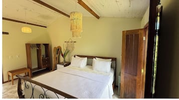 Bungalow, 1 cama king-size, vista para o jardim | Cofre no quarto, cortinas/cortinados opacos, Wi-fi grátis