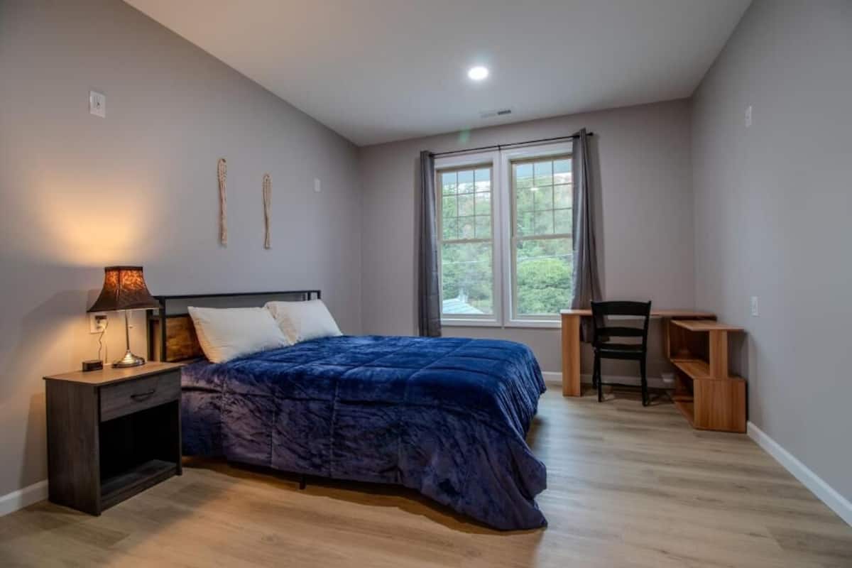 Quarto casal conforto, banheiro compartilhado | Ferros/tábuas de passar roupa, Wi-Fi de cortesia, roupa de cama