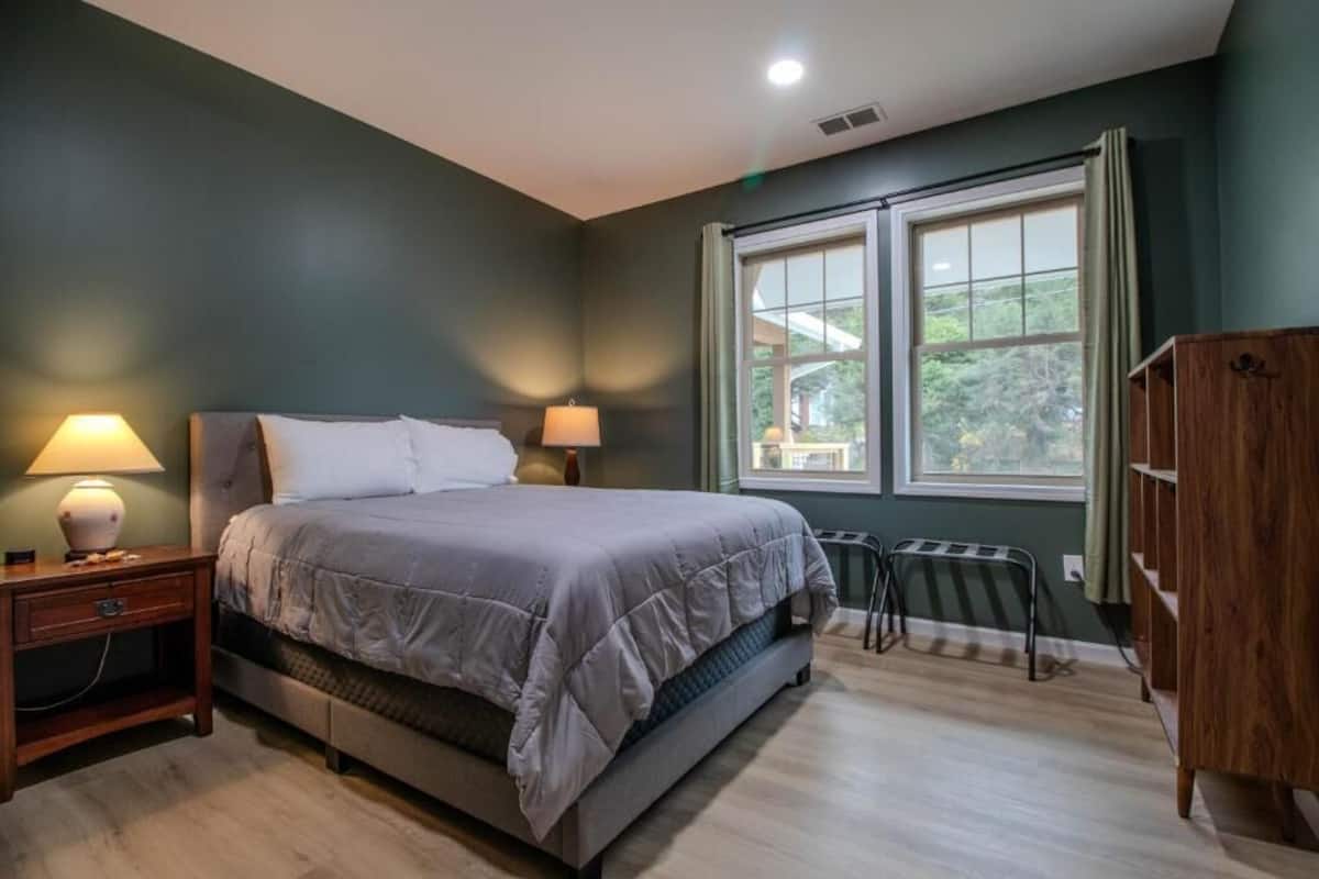 Quarto casal luxo, 1 cama Queen, banheiro privativo | Ferros/tábuas de passar roupa, Wi-Fi de cortesia, roupa de cama