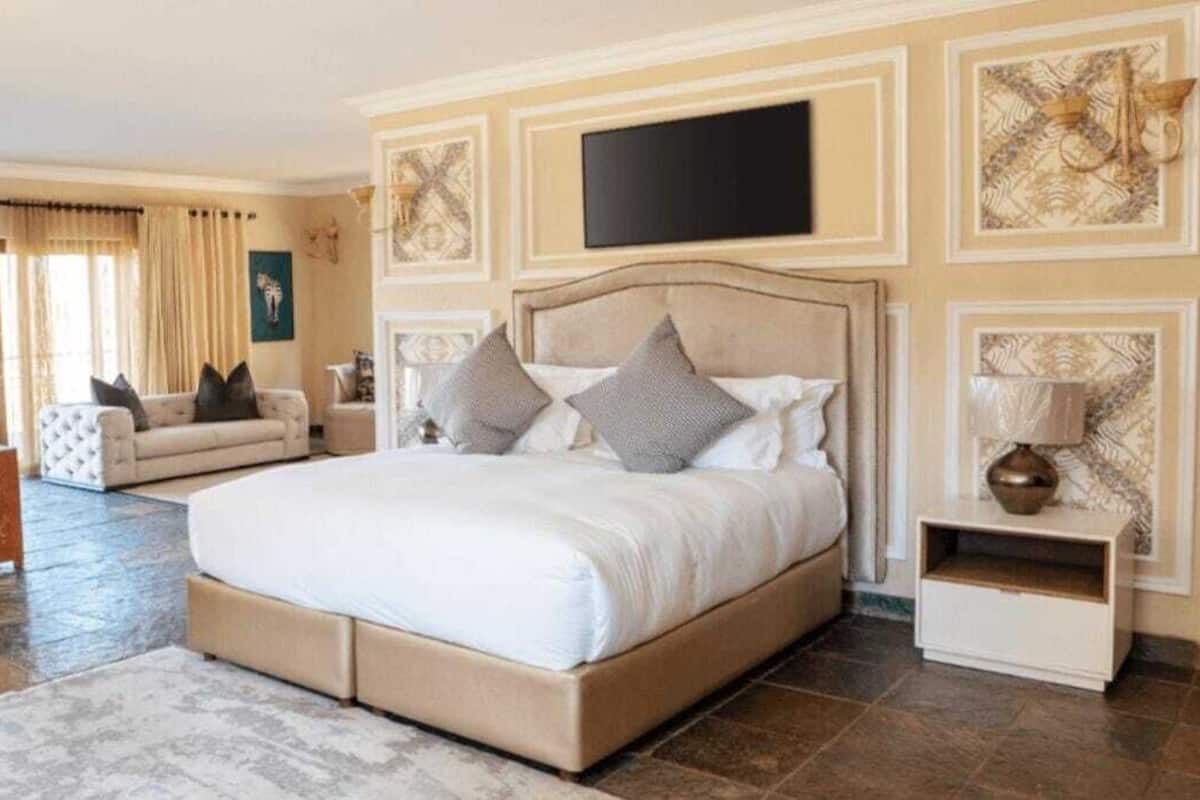 Suite de Luxo, vista para o jardim | Cofre no quarto, secretária