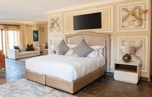 Suite de Luxo, vista para o jardim | Cofre no quarto, secretária