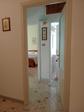 Quarto Familiar, varanda, vista para o pátio | Secretária, secretária adequada para computadores portáteis 