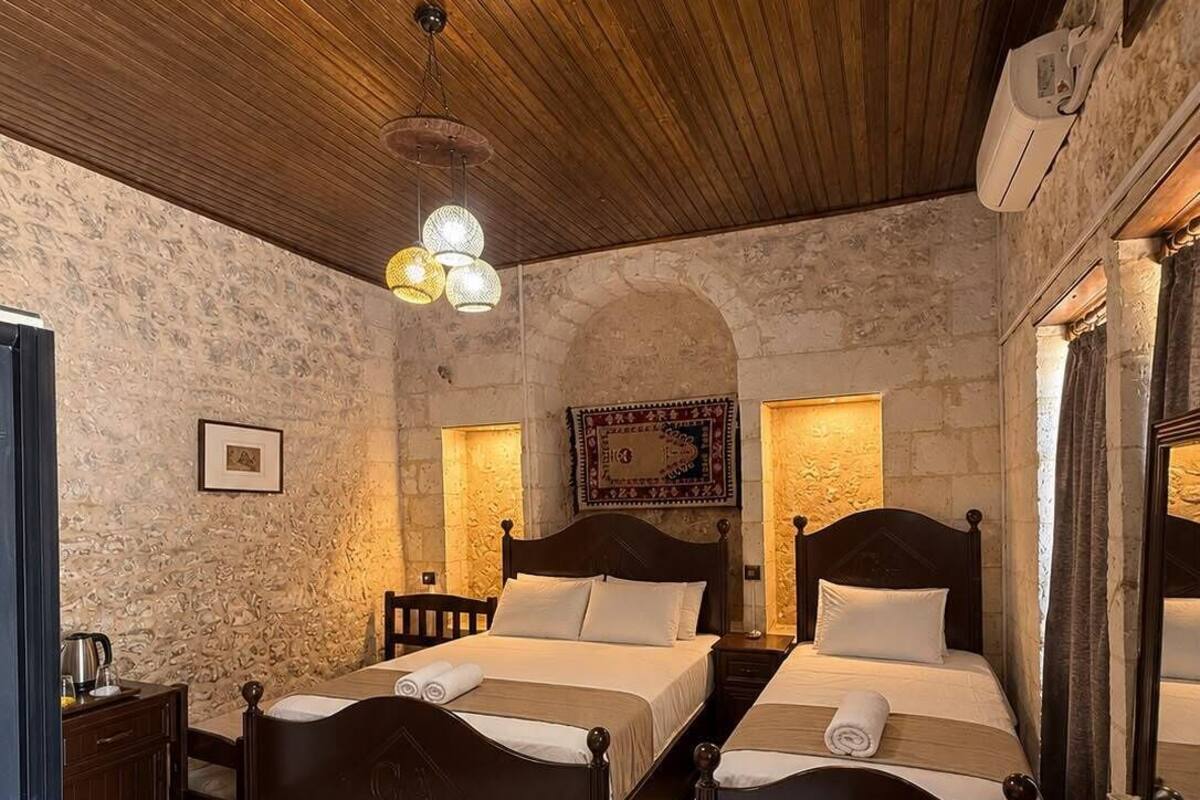 Quarto Clássico com Cama de Casal, vista para o pátio | Secretária, secretária adequada para computadores portáteis 