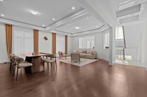 Casa de Luxo, 4 quartos, vista para o jardim | Sala de estar | Televisor de ecrã plano de 52 polegadas com canais digitais, Netflix 