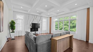 Casa de Luxo, 4 quartos, vista para o jardim | Sala de estar | Televisor de ecrã plano de 52 polegadas com canais digitais, Netflix