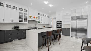 Casa de Luxo, 4 quartos, vista para o jardim | Cozinha privada | Uma cafeteira/bule, um frigorífico, um micro-ondas, um forno