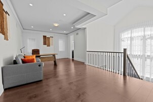 Casa de Luxo, 4 quartos, vista para o jardim | Sala de estar | Televisor de ecrã plano de 52 polegadas com canais digitais, Netflix 