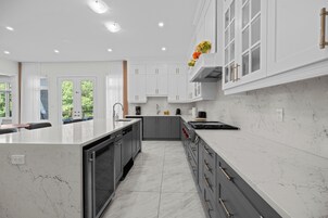 Casa de Luxo, 4 quartos, vista para o jardim | Cozinha privada | Uma cafeteira/bule, um frigorífico, um micro-ondas, um forno 