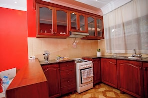 Um frigorífico, um micro-ondas, um forno, uma máquina de lavar louça 