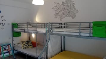 Quarto Familiar, varanda, Vista para a cidade | Cortinas/cortinados opacos, ferro/tábua de engomar, Wi-fi grátis