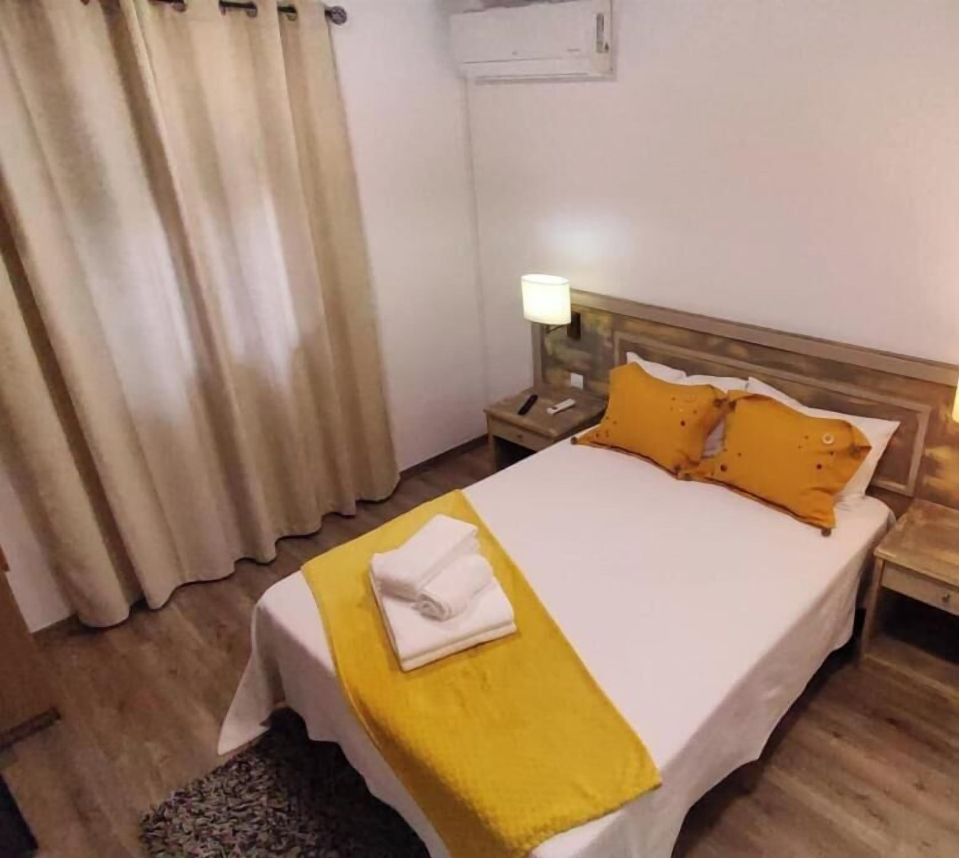 Quarto Clássico com Cama de Casal, vista para o pátio | Secretária, secretária adequada para computadores portáteis 