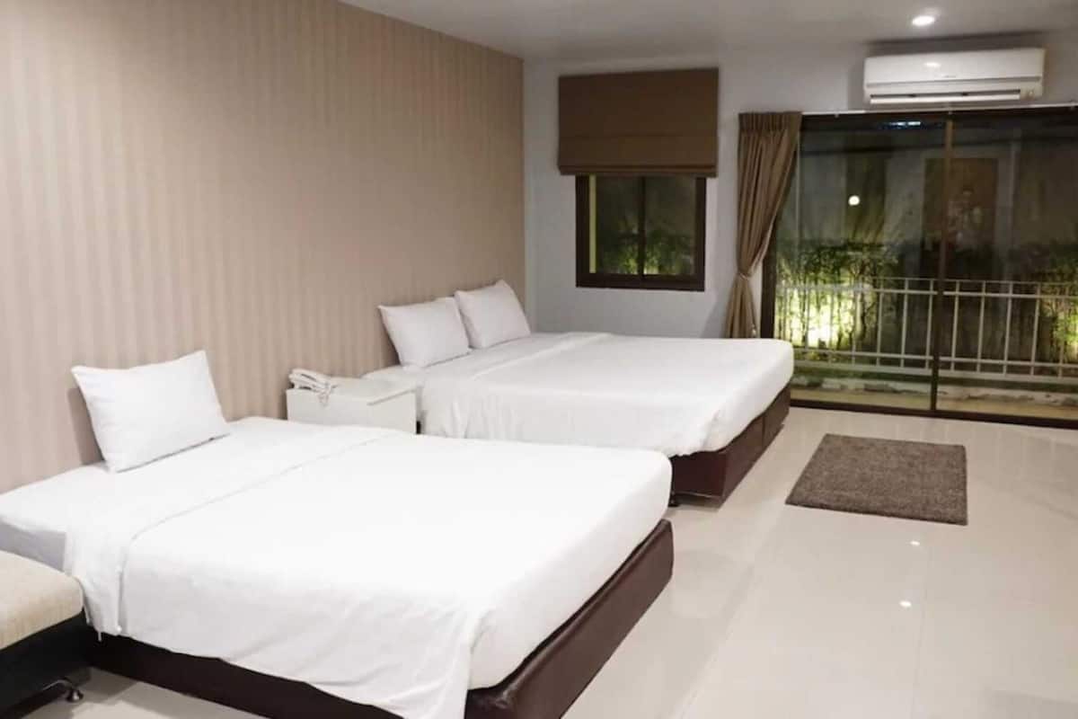 Quarto Triplo Superior | Secretária, Wi-fi grátis, roupa de cama fornecida 
