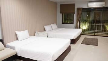 Quarto triplo superior | Escrivaninha, Wi-Fi de cortesia, roupa de cama